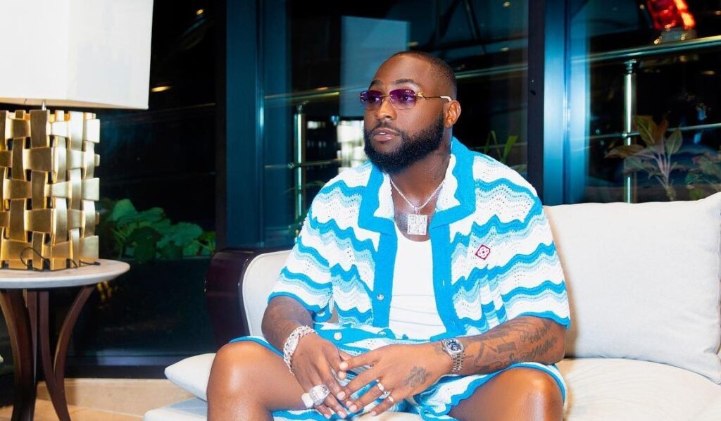 Davido rencontre son sosie à la fête d'anniversaire d'Obi Cubana ...