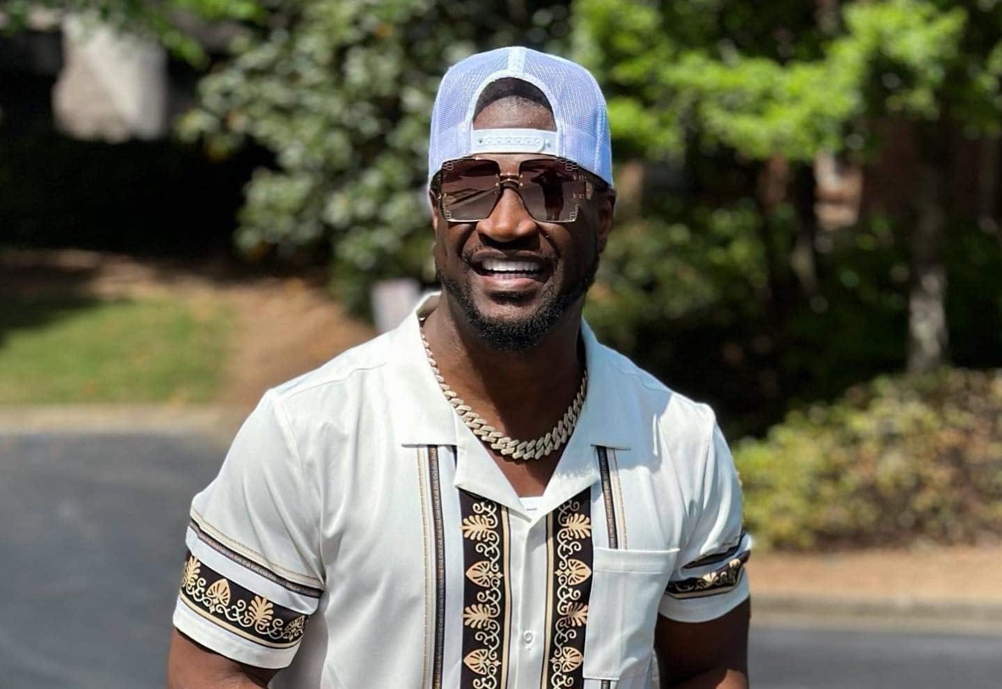 Peter Okoye embrasse une fan lors de son concert à Amsterdam ...