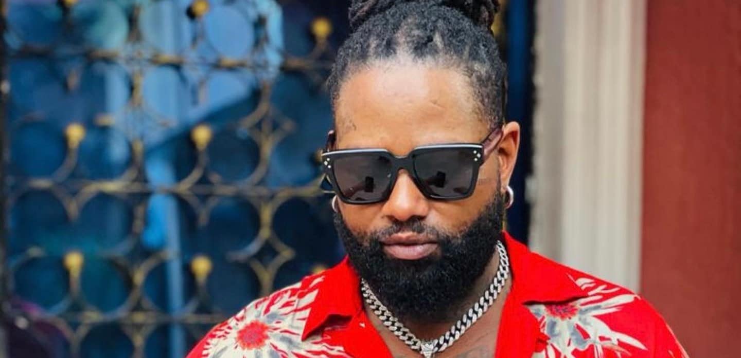 RDC : l'artiste Ferre Gola fait un don dans un hôpital de Kinshasa ...