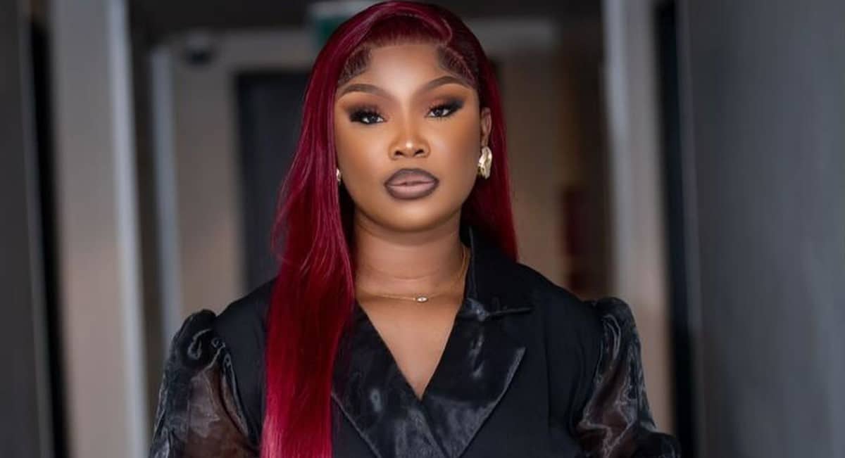 Fess£s à l'air : Aya Nakamura se présente nue et affole la toile après un concert (vidéo ...